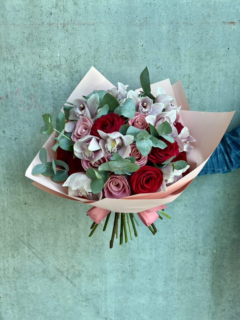 Buchet rotund te cymbidium Rose crush - Studio Garden - Proiectare ...